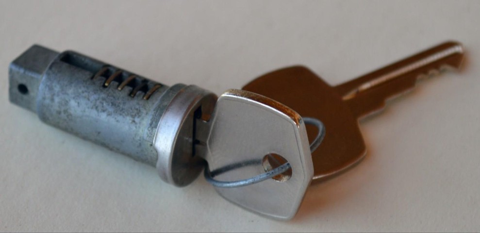 TRIUMPH TR6 TR250 TRUNK LOCK C/W 2 KEYS